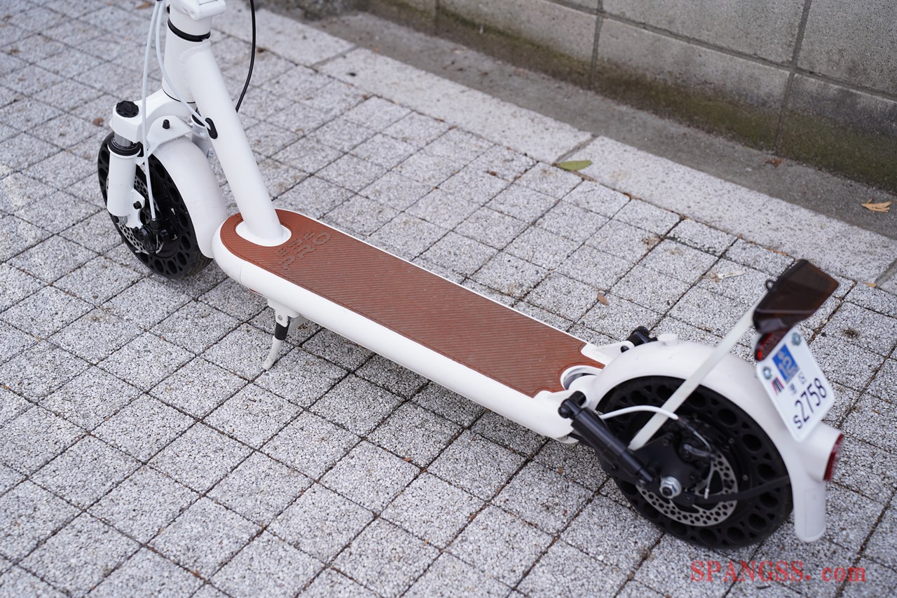 ハニカムタイヤを履いた最強コスパの電動キックボード、RICHBIT「ES2 PRO」のスパ太郎インプレッション！ - ライフスタイルのWebメディア「SPANGSS (スパングス)」
