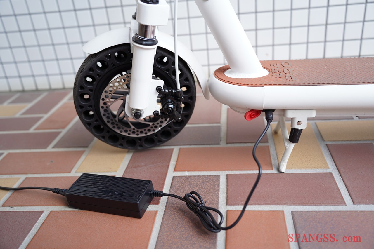 ハニカムタイヤを履いた最強コスパの電動キックボード、RICHBIT「ES2 PRO」のスパ太郎インプレッション！ - ライフスタイルのWebメディア「SPANGSS (スパングス)」